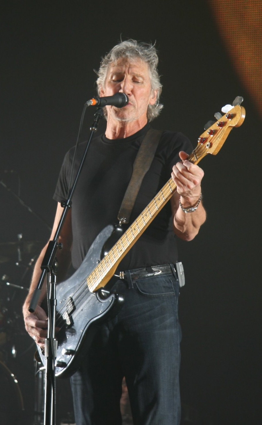 Roger Waters Reimagines “Comfortably Numb” for Gaza - Arab America